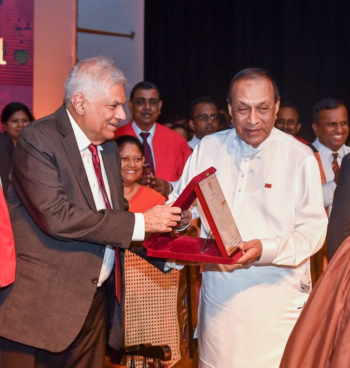 Lanka NewsWeek - කරූ ආනන්දාභිමානීය සම්මානයෙන් පිදුම් ලැබූ වගයි